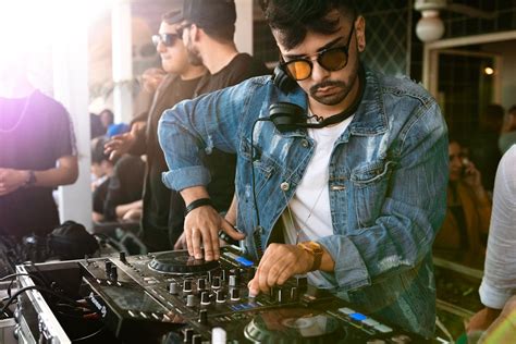 Foto Profissional Gratuita De Comemoração Dj Festa