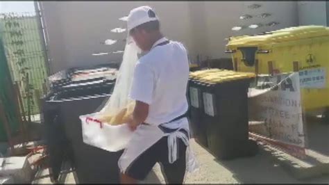 Porumb fiert luat din gunoi și vândut pe plajă Suntem de la țară mâncăm de toate