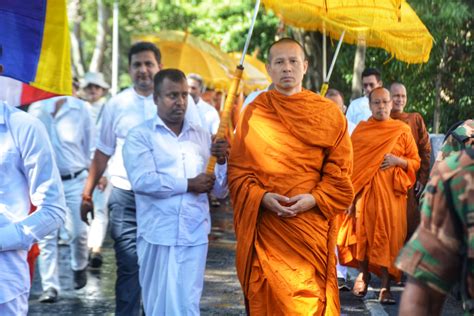 තායි හිමිවරු සමග ත්‍රිකුණාමලයේ ඉඳන් මහනුවරට කි මී 200ක් පයින්ම ගිය බලු