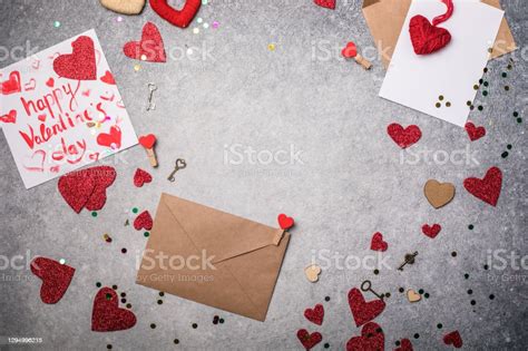 발렌타인 데이 엽서 빈티지 콘크리트 회색 배경에 해피 발렌타인 데이 비문과 빨간 마음 개념에 대한 스톡 사진 및 기타 이미지 개념 고정시킴 골동품 Istock