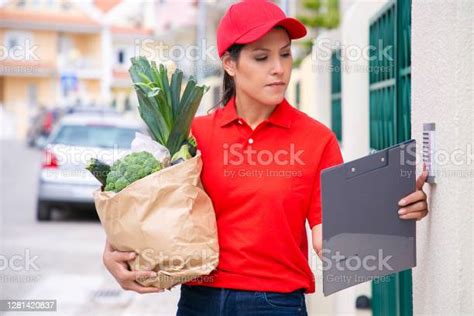종이 봉투를 들고 초인종을 울리는 젊은 예쁜 포스트 우먼 갈색 머리에 대한 스톡 사진 및 기타 이미지 갈색 머리 거리 건강한 생활방식 Istock