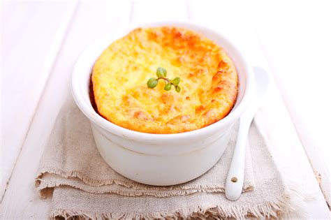Casserole Keju Cottage Dalam Hidangan Putih Yang Dihiasi Dengan Mint