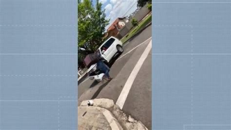 BRIGA ENTRE MOTORISTA E MOTOBOY TEM AGRESSÕES ATROPELAMENTO E UMA