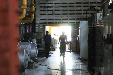 Petugas BPBD Kota Tangerang Masih Berjibaku Tangani Kebocoran Gas Pabrik Es