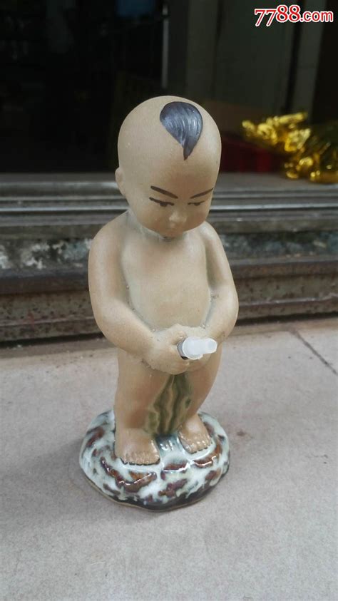 儿子尿小男孩躺着小便 伤感说说吧