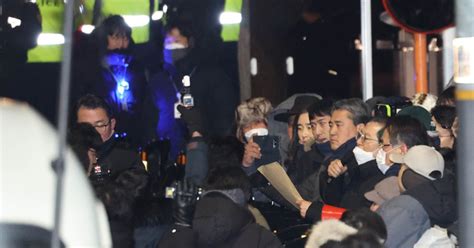 속보 경찰 관저 앞 바리케이드 본격 철거···진입 막는 인사들 끌어내기 시작