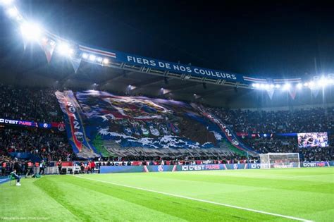 OM PSG Les Supporters Du PSG Chambrent Les Marseillais