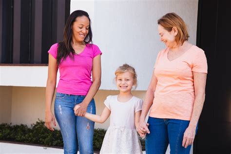 Família lgbt mães e filha adotiva Foto Premium