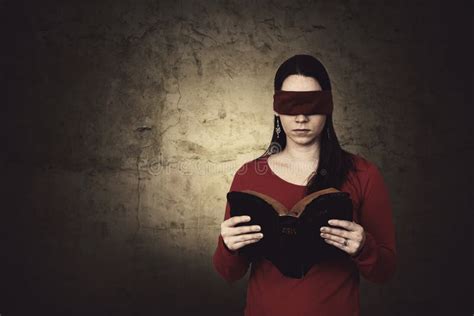 Z Zasłoniętymi Oczami Biblii Czytanie Zdjęcie Stock Obraz Złożonej Z
