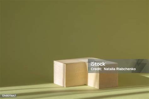 햇빛의 광선에 녹색 배경에 나무 사각형으로 만든 즉석 3d 연단 화장품 의 프리젠 테이션의 개념 3차원 형태에 대한 스톡 사진