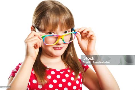 사랑 스러운 작은 910 년 오래 된 여자 무지개 안경 흰색 배경에 서 있는 빨간색 물방울 무늬 드레스 입고의 스튜디오 초상화 귀여운에 대한 스톡 사진 및 기타 이미지