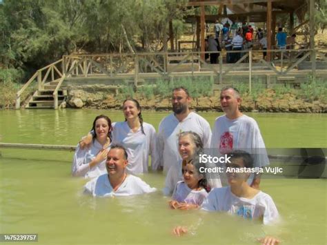 เบธาบารา แม่น้ําจอร์แดนที่สถานที่บัพติศมาของพระเยซูคริสต์ใกล้เมืองเยรีโค ผู้แสวงบุญในน ภาพสต็อก