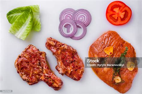 뼈에 절인 고기 백리향과 마늘을 곁들인 절인 돼지 고기 필레 양파 링 흰 접시에 토마토와 로메인 양상추 한 조각 수평 방향 0명에 대한 스톡 사진 및 기타 이미지 Istock