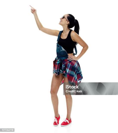 전체 길이 1인 사이드 뷰 프로필 뷰 1819 세 성인 아름 다운 검은 머리 긴 머리 포니 테일 코 카 서 여성 젊은 여성 민소매 미소 행복 쾌활 한 시원한 태도 민소매에