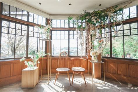 キーワードは抜け感と余白。シンプルおしゃれな高砂装花の実例7選 Arch Days ウェディング 会場コーディネート ウェディングケーキ