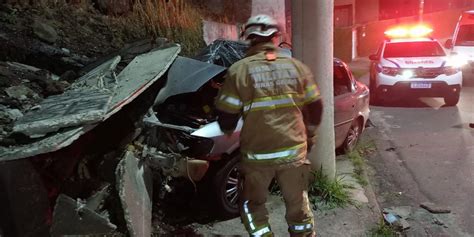 Carro bate em poste e muro em Poços de Caldas e jovens ficam entre