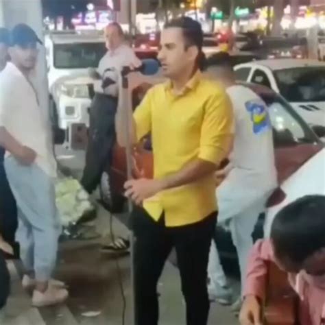 اجرای فوق‌العاده زیبای آهنگ «بی‌احساس توسط پسر جوان کنار خیابان فیلم