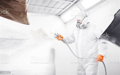 작업자는 스프레이 건으로 자동 페인트 수리 작업 중 페인트 챔버에 흰색 자동차 흰색에 대한 스톡 사진 및 기타 이미지 흰색 금속 기계공 Istock