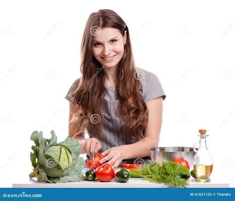 Jovem Mulher Que Cozinha Na Cozinha Alimento Saudável Imagem De Stock