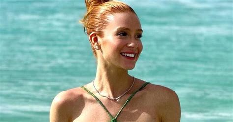 Magérrima Marina Ruy Barbosa chama atenção de biquíni em viagem chique
