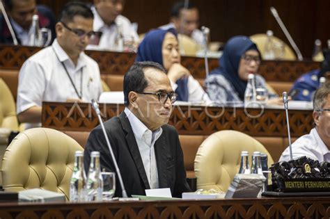 Rapat kerja Komisi V DPR dengan Menteri Perhubungan | ANTARA Foto