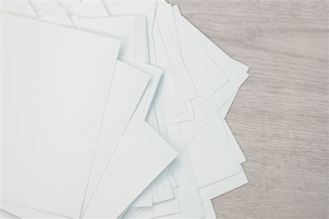 나무 배경에 무작위로 배치 깨끗한 시트 용지의 스택의 상단 보기 종이 시트의 배경 빈티지 배경 더미에 대한 스톡 사진 및 기타