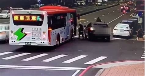 台中醉男駕車蛇行險撞公車 當街攔車欲毆司機反被壓制雙雙遭逮回 社會 Ctwant