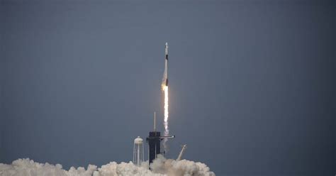 Cápsula Dragon De Spacex Llega Con éxito A La Estación Espacial
