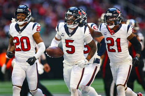 Houston Texans WATCH Jalen Pitre Keeps Chapstick With Him On The Field