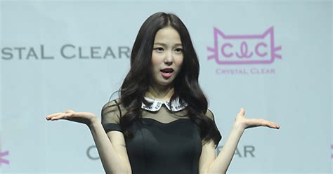 [포토엔]clc 최유진 말라도 너무 마른 종잇장 몸매~