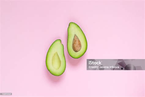 파스텔 핑크 바탕에 아보카도 톱 볼 복사 공간 건강 식품 개념 아보카도에 대한 스톡 사진 및 기타 이미지 아보카도 씨앗