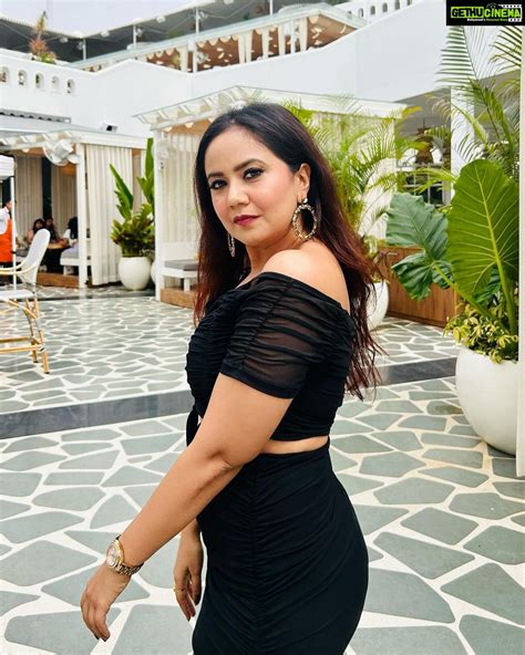 Roopal Tyagi Instagram 🖤 🥘 👨‍👩‍👧‍👦 Ootd Bengaluru Newplaces Oia