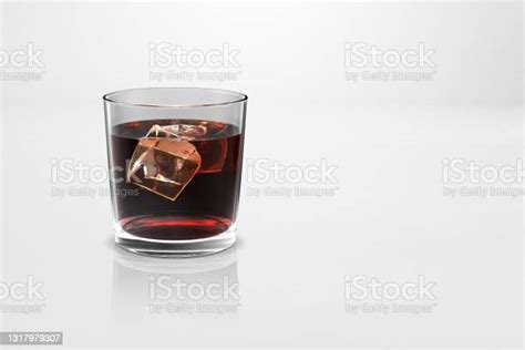 흰색 배경고해상도 3d 렌더링fit에서 디자인 요소에 맞게 분리된 위스키 유리 스카치 버번 위스키에 대한 스톡 사진 및 기타 이미지 Istock