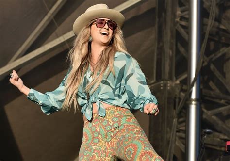 Yellowstone Actress Lainey Wilson Stuns On Stage In A Crop Top And