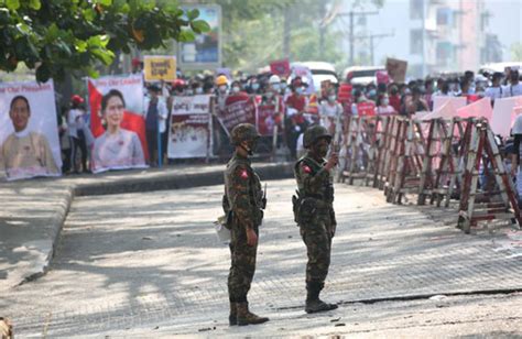 ចលនាតស៊ូបង្កើតកាំភ្លើងធំ យោធាមីយ៉ាន់ម៉ា ដាក់បម្រាមគោចរ សារព័ត៌មាននគរធំ