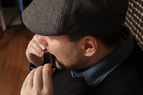 하모니카 레슨 음악가가 악기를 연주하고 남자와 함께 실내 어쿠스틱 공연을 하고 하모니카를 배우고 손가락 기술로 리듬을 불고 만들고 스튜디오 환경에서 재즈와 블루스 멜로디를