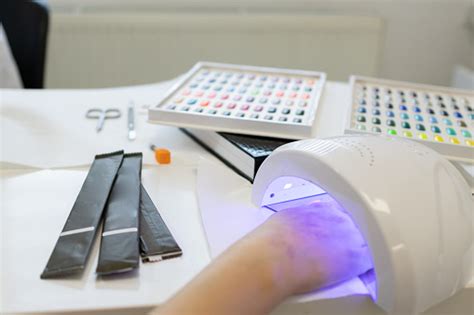 미용실에서 매니큐어 치료를 받는 젊은 여성 현대 뷰티 살롱에서 전문적인 네일 케어와 페인팅 Uv 램프 젤 광택 매니큐어 공정 Led 조명에 대한 스톡 사진 및 기타 이미지