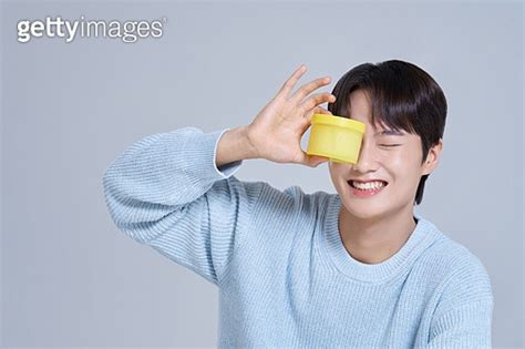 대한민국 한국 남성 성별 한명 사람의수 메트로섹슈얼 역할 제스처 커뮤니케이션컨셉 Jv13057133
