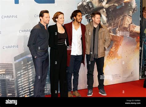 Hugh Jackmann Sigourney Weaver Dev Patel Und Neill Blomkamp At The Fan Event For The Film