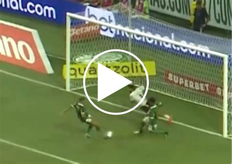 VÍDEO Trapalhada impede gol do Palmeiras lance viraliza