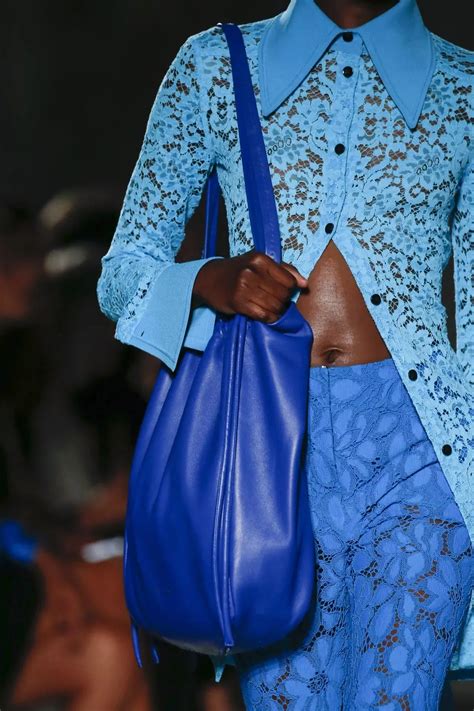 شنط توت Tote Bag من الأكثر رواجاً في صيف 2023، أخبري كلّ ص جمالك