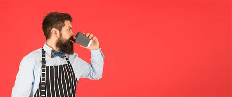 바리스타 잘 생긴 노동자 성숙한 바리스타 맛있는 카푸치노 레스토랑 직원 힙스터 전문 바리스타 앞치마 유니폼 웨이터 바텐더 카페