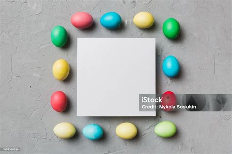 갈색 배경에 흰색 빈 종이와 둥근 프레임 여러 가지 빛깔의 부활절 달걀 클로즈업 텍스트 공간 디자인에 대한 공백 선택적 초점