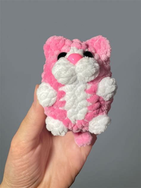 Брелок котик вязаный из плюшевой пряжи брелок амигуруми купить с доставкой по выгодным ценам