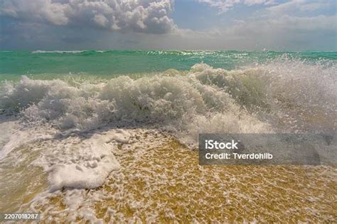 바다 파도 여름 배경 폭풍우가 몰아치는 파도 여름 바다 해변 파도 거품이 많은 바다 해변 파도 여름 바닷 바람 꿈꾸는 여름 해변 배경입니다 파도 0명에 대한 스톡 사진 및