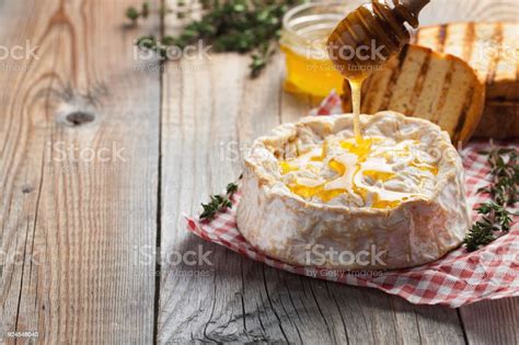 백 리 향 꿀 오래 된 나무 시골풍 테이블에 구운된 빵과 프랑스에서 진짜 카망베르 꿀 나무 배경 복사 공간에 부드러운 치즈는