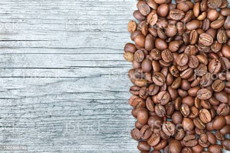 회색 나무 배경에 구운 커피 콩 플랫 레이 공간을 복사합니다 텍스트 공간 0명에 대한 스톡 사진 및 기타 이미지 0명 갈색 구이 Istock