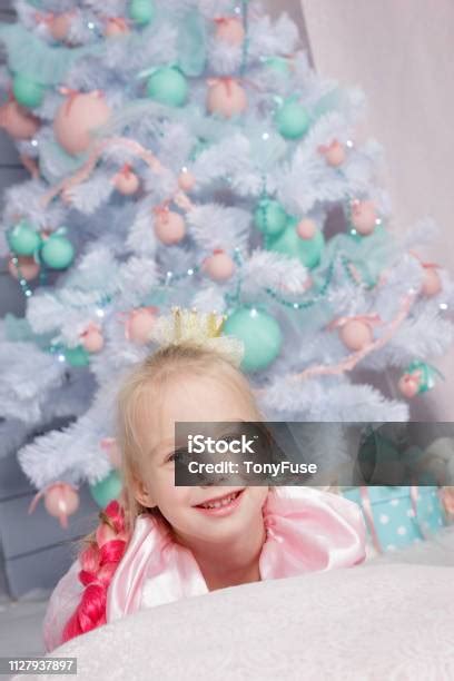 귀여운 유럽 금발 공주 소녀 장난감 및 크리스마스 트리 크리스마스 위치에 꾸며진된 스튜디오에서 아름 다운 드레스에 왕관과 함께 초상화 공주에 대한 스톡 사진 및 기타 이미지