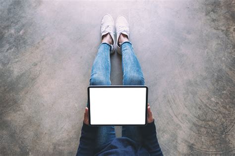 바닥에 앉아있는 동안 빈 흰색 화면과 검은 태블릿 Pc를 들고 여자 태블릿에 대한 스톡 사진 및 기타 이미지 태블릿 사람들