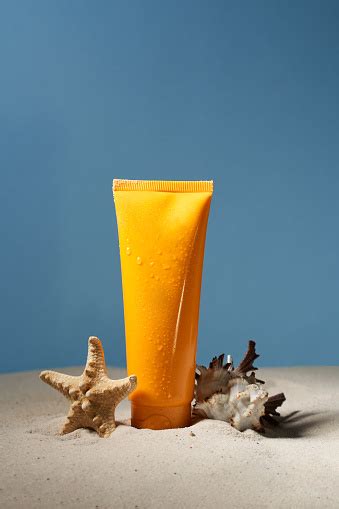 여름 자외선 차단제 크림은 푸른 배경에 불가사리와 조개껍데기가 있는 모래 위에 서 있다 화장품에 대한 스톡 사진 및 기타 이미지 화장품 용기 제작물 건강관리와 의술